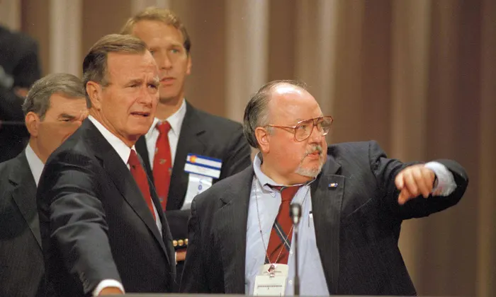 Roger Ailes with President H.W. Bush in 1988 – Movies To History.com